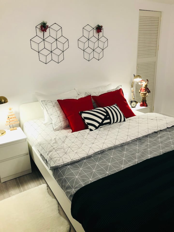 White Studio At No. 29 | Cozy & Festive Xmas Stay - Bucarest