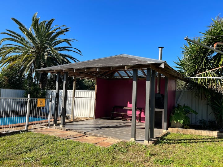 'The Savoy'. Central Home With Pool. Pet Friendly - Port Macquarie