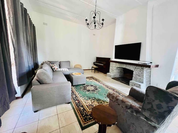 Peaceful Updated Farm House In Town - Zimbabwe