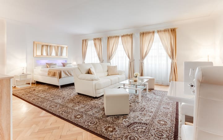 Charles Bridge Royal Apartment - Castle District - Prag