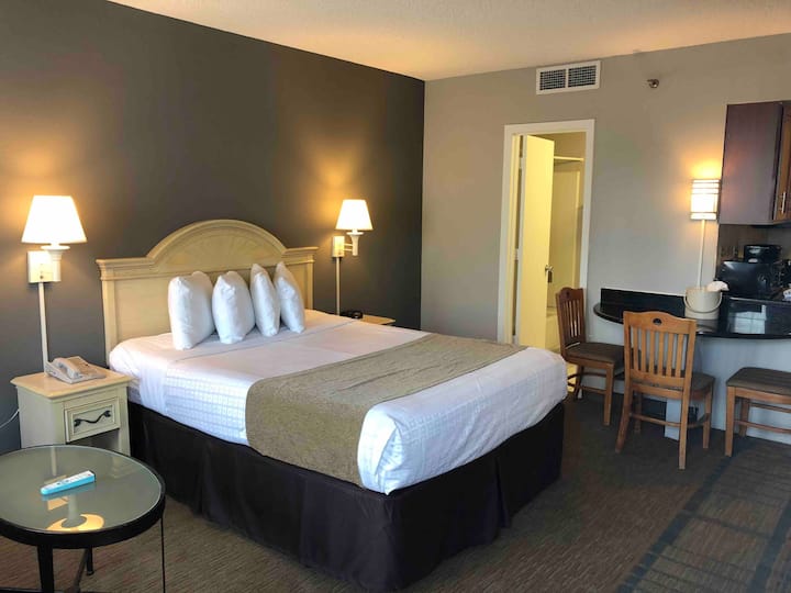Minutes To Universal Studios! -The Enclave Suites - Orlando, FL
