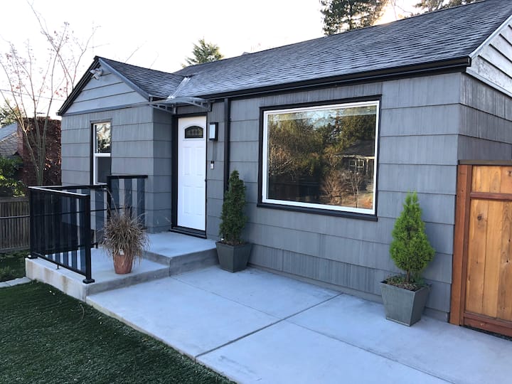 Cozy Crown Hill Carkeek Cottage With 2 Bedrooms - Windermere - Seattle