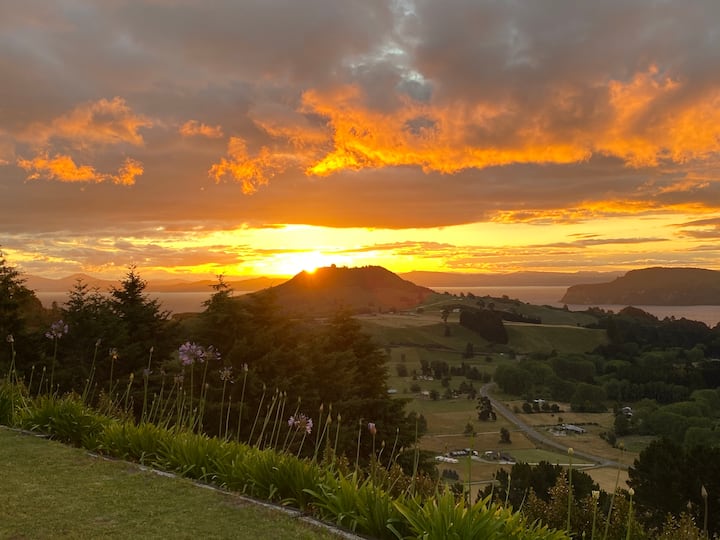 Panoramic Haven With Lake Views - Taupo