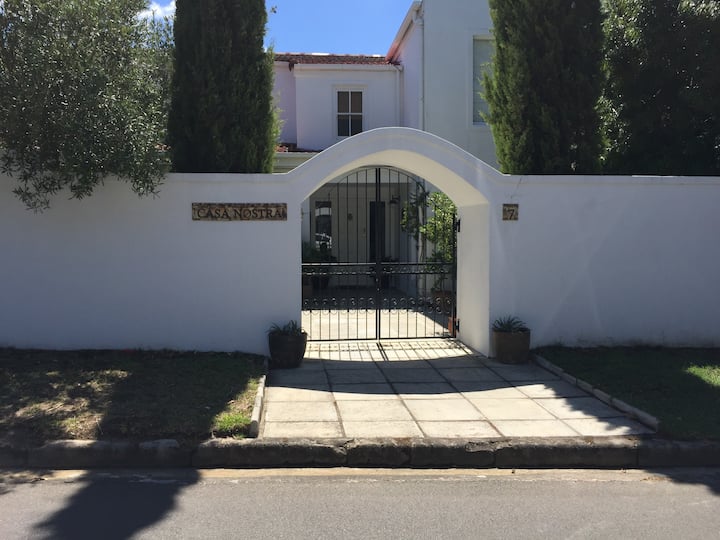 Charming Combination 5' Walk From Sea & Mountain - Hermanus