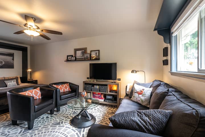 Proctor Cottage (Queen Bed; Private Parking) - Ruston, WA