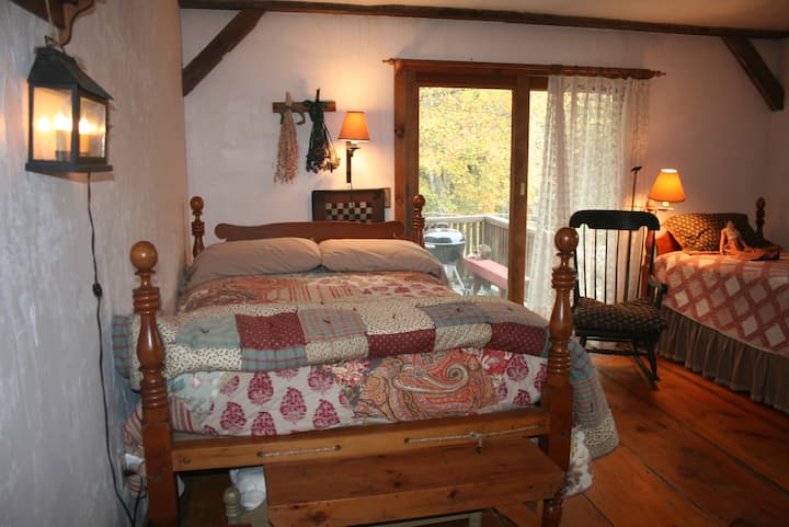 Historic & Cozy Horse Farm, 75 Mi. Wooded Trails - Thompson, CT