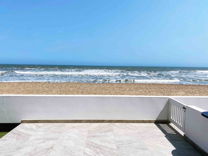 On The Beach 2-bedroom Apartment With Sea View - Swakopmund