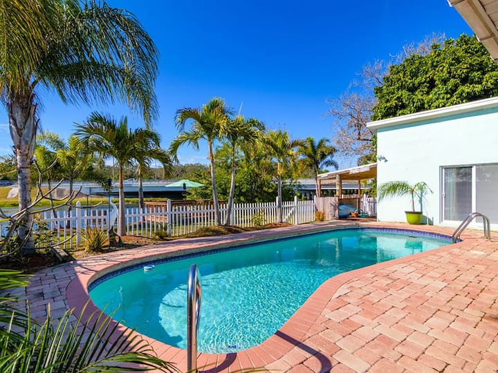 Sunny Canal House  Close To Beaches - Madeira Beach, FL