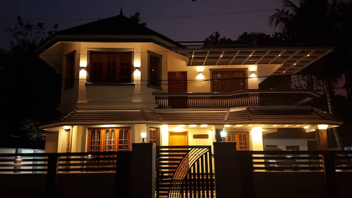 Riverview 3a/c Br Riverdale Mansion; Family Of 8 - Kerala
