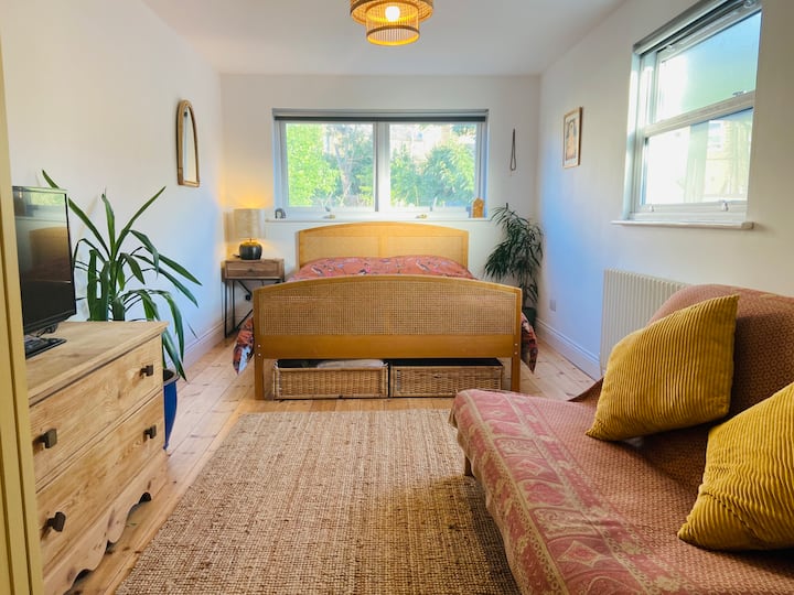 Loft Studio Retreat , Holistic Therapies Available - Woolwich
