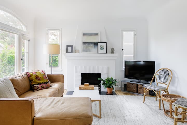 Renovated Historic Spanish Bungalow With Backyard - Los Angeles, CA