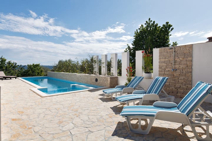 Villa V&v With Heating Pool Near Trogir - Croácia