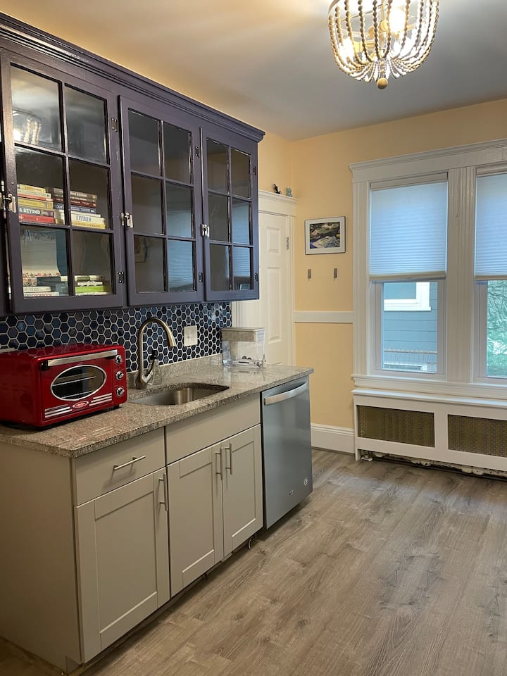 Stylish 2-bedroom Jp Pondside Pad - Boston, MA