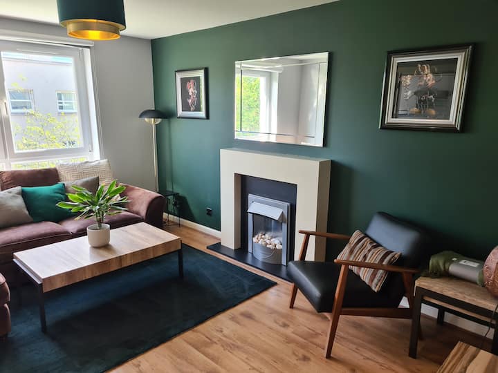 Modern 2 Bed Flat With Parking - Aberdeen