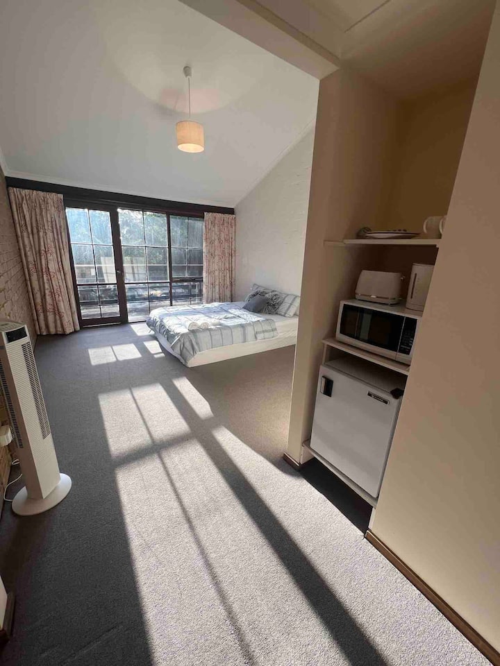 Pleasant One Bedroom Cabin - Whittlesea