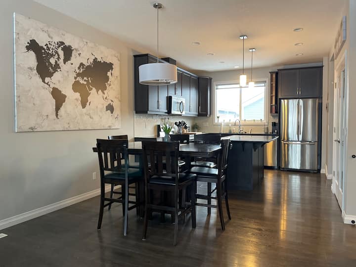 3 Bedroom Home Away From Home - Edmonton
