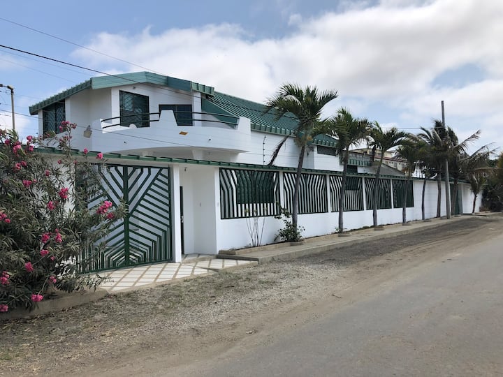 Hermosa Casa Familiar Con Piscina En Salinas - Salinas