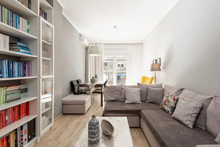 Zoi’s Place: Modern 2bdr Flat, Steps From The Sea - Thessaloniki Airport Makedonia (SKG)