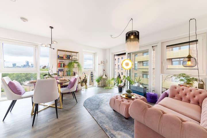 Designer Top Floor Unit With Spectacular Views! - London