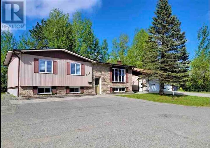 Clean Bright 5 Bedroom House Ready To Use. - Town Of Kirkland Lake