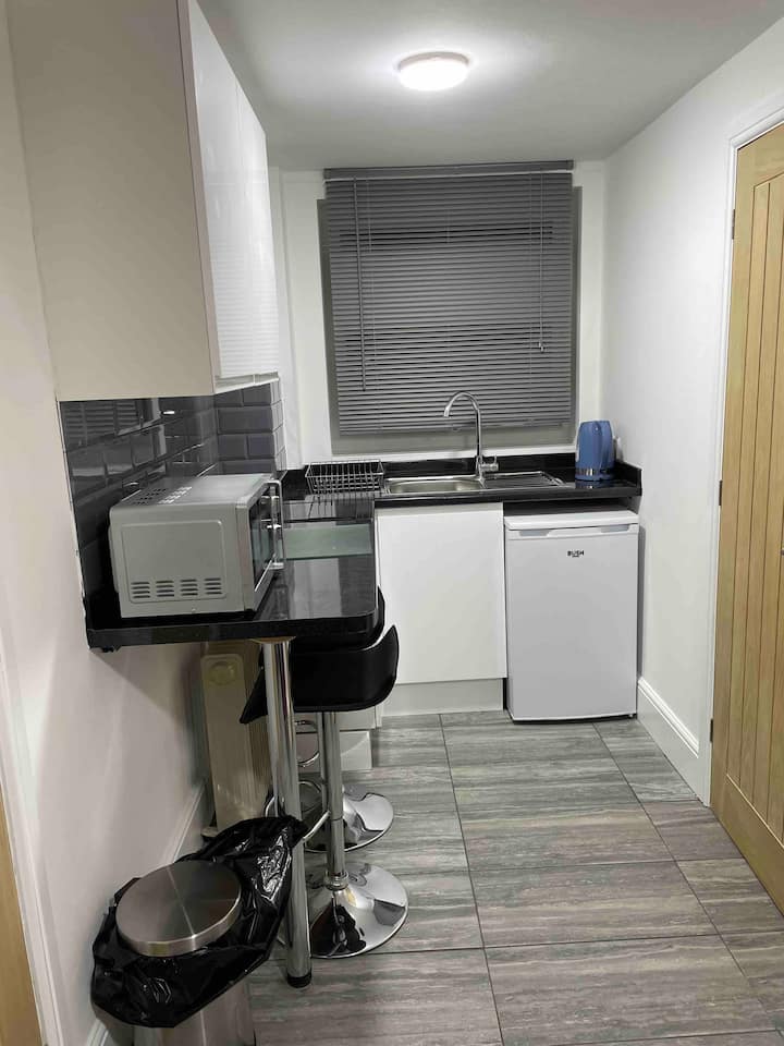 A Bedroom, Private Toilet & Shower, Wifi, Parking. - Sandbanks