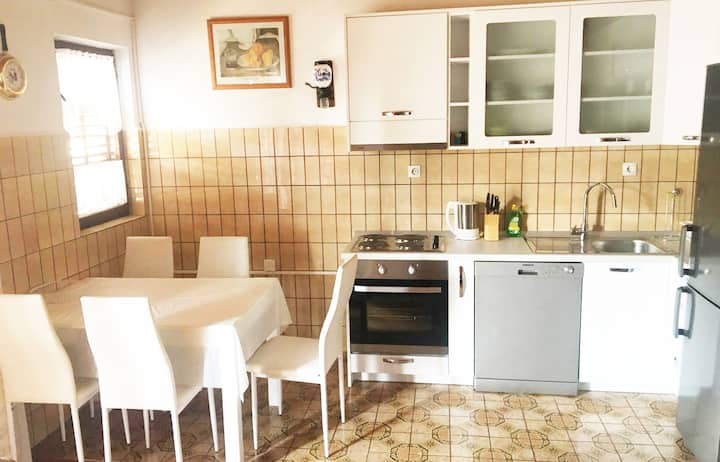 Lovely Spacious 2 Bedroom Apartment - Makarska