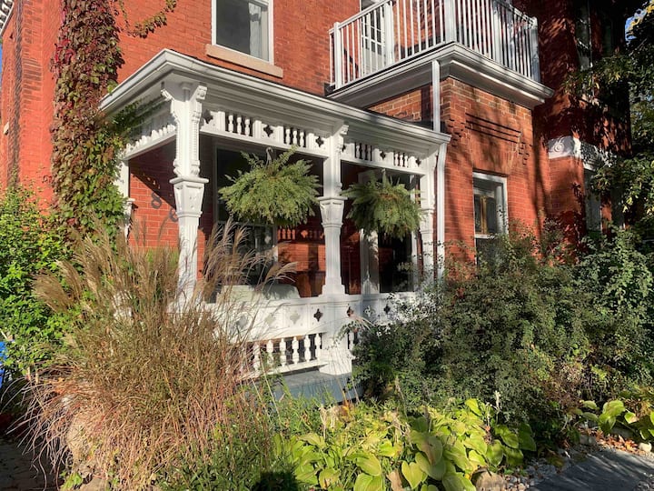 Stylish Second-floor Apartment In Historical Home - Owen Sound
