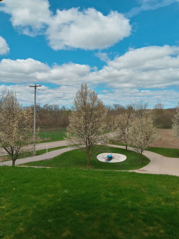 The House On The Hill. Beautiful & Spacious - Holland Tulip Time Festival
