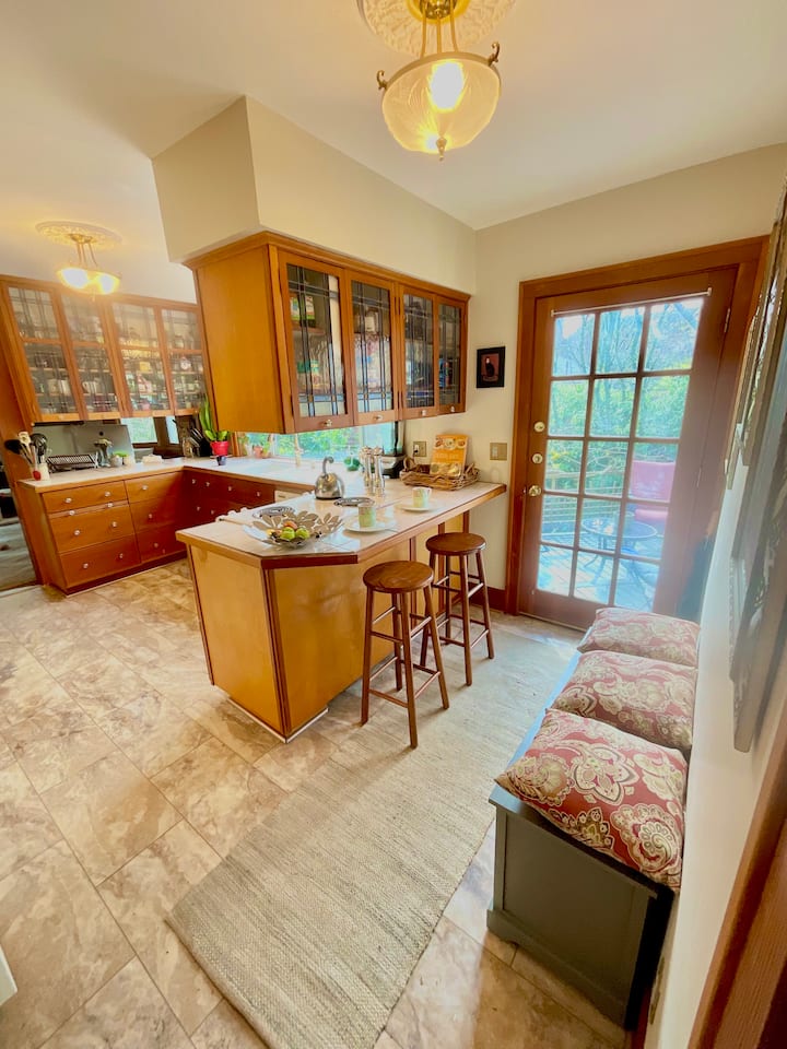 Enjoy Lovely ‘Treehouse’ Sanctuary +Parking Space! - Seattle, WA