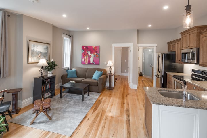 Cozy Fireside Apartment In The Heart Of Downtown - Lindsay