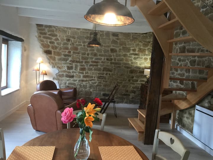 Maison Atypique 3 Mn De Locronan - Cast