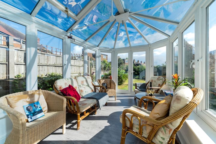 4 Bedroom House In Mill Hill East And Finchley - London, UK