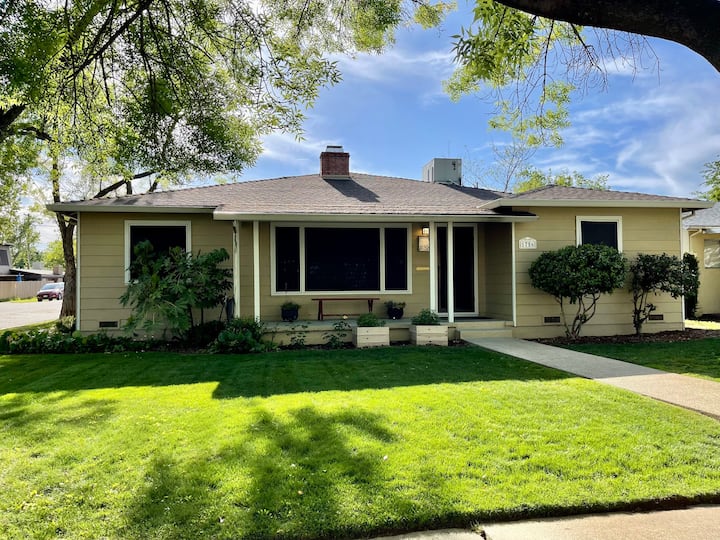 Exquisite Home W/ Pool, Large Vintage Bar & Garage - Redding, CA