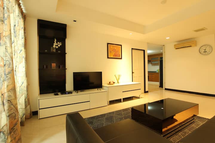 Spacious 2 Bedrooms, 140 Sqm. 8 Min To Sky Train - Bangkok