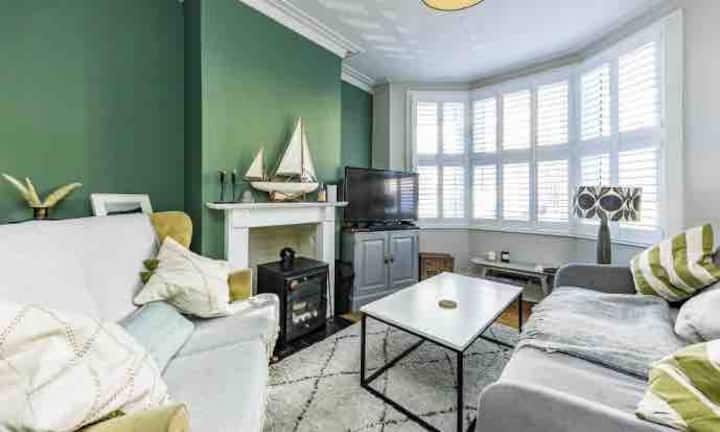 Near To Twickenham, Ideal For Rugby Days,  2 Bed - Surbiton