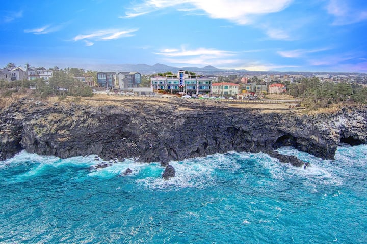 랑데뷰 펜션(가족룸)
★전객실리모델링 애월해안로 바로바다앞★ - Jeju-si