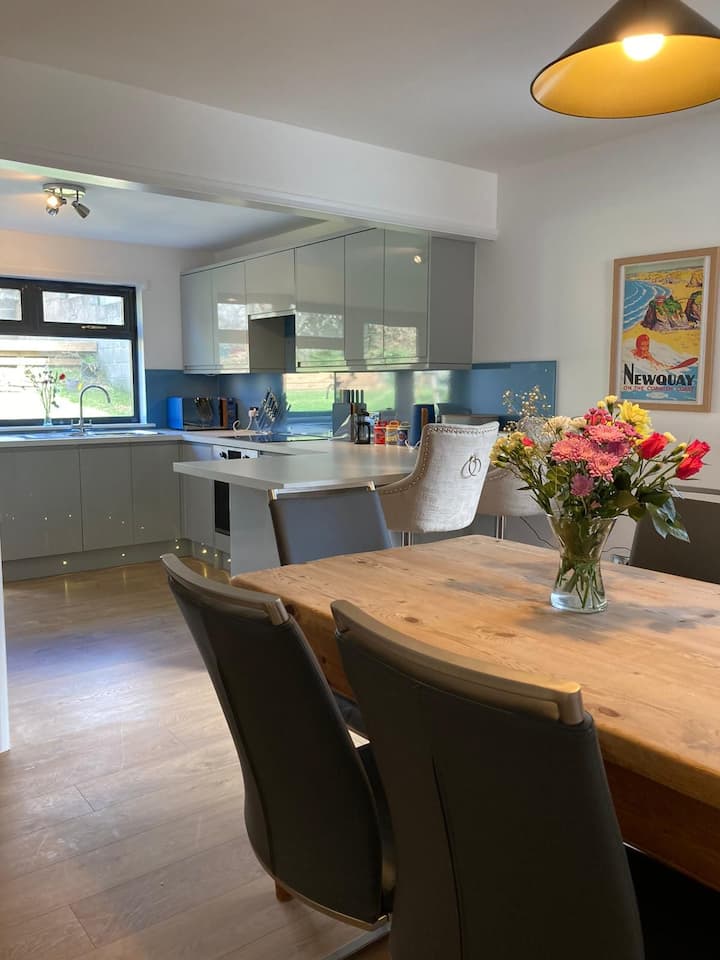 Spacious Family Home, Close To All Amenities. - Cornwall