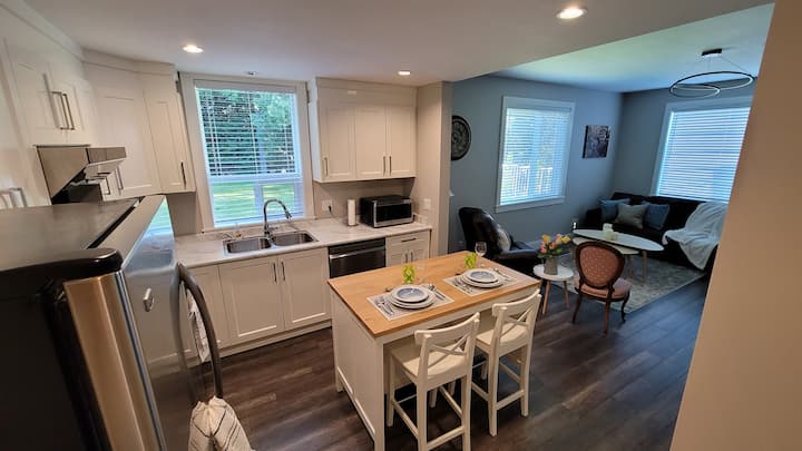 Cozy, Stylish & Spacious | Hotel Feel 1br Suite - Nanaimo