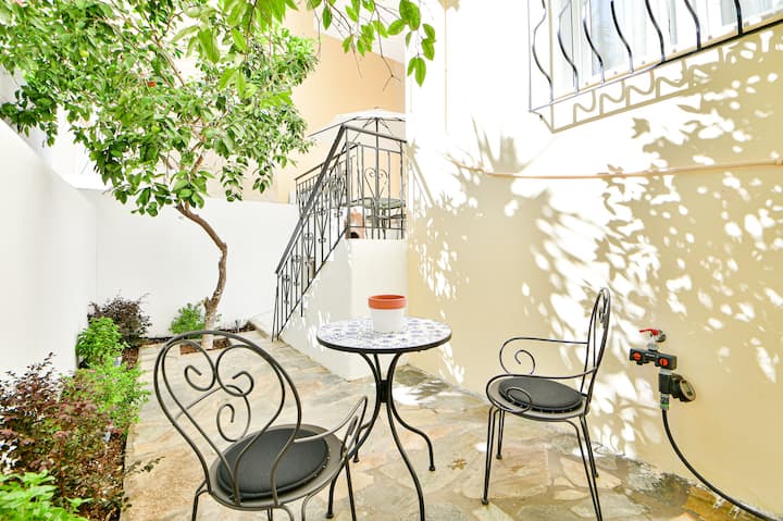 Lux. Flat + Patio B/w The Antique Centre & The Sea - Greece