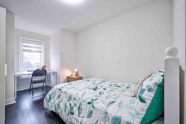 00137e Loft Room Private Bathroom_elevator-kitchen - Vaughan