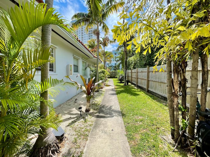 Retro 1br Apt #1 | Steps From The Water + Parking! - Miami, FL