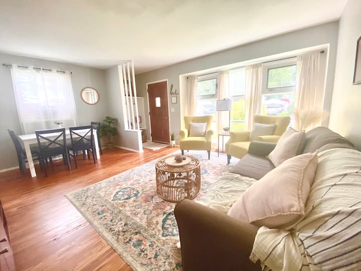 Home Sweet Toledo -  Beautifully Decorated & Clean - Toledo