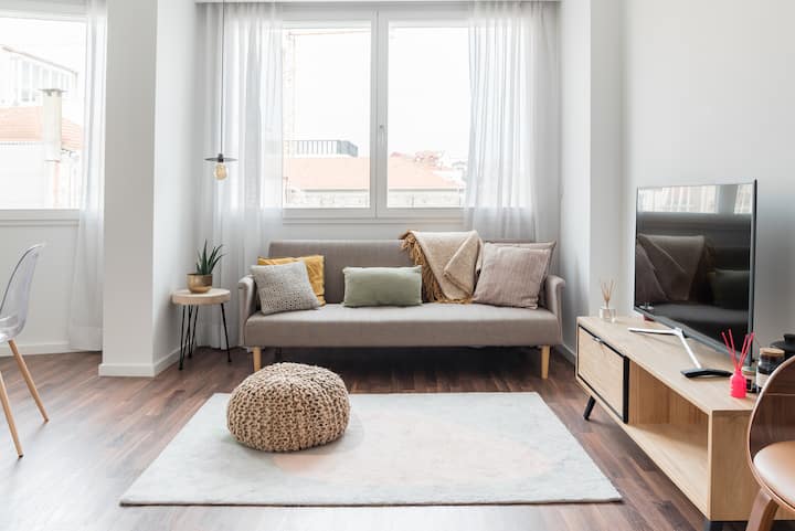 Explore Porto From A Radiant Apartment With A Balcony - Porto
