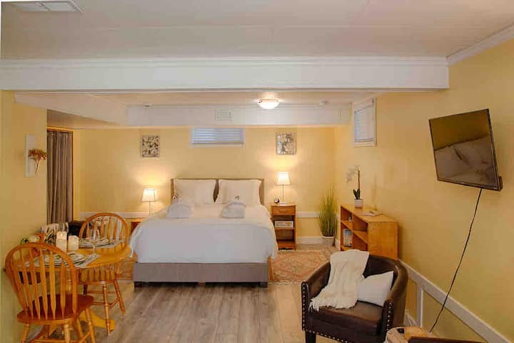 Cozy Bachelors Studio Just Minutes From Downtown. - Vernon