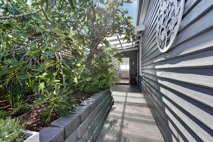 Period Cottage Renovated To Modern Chic Apart 1 - Hobart