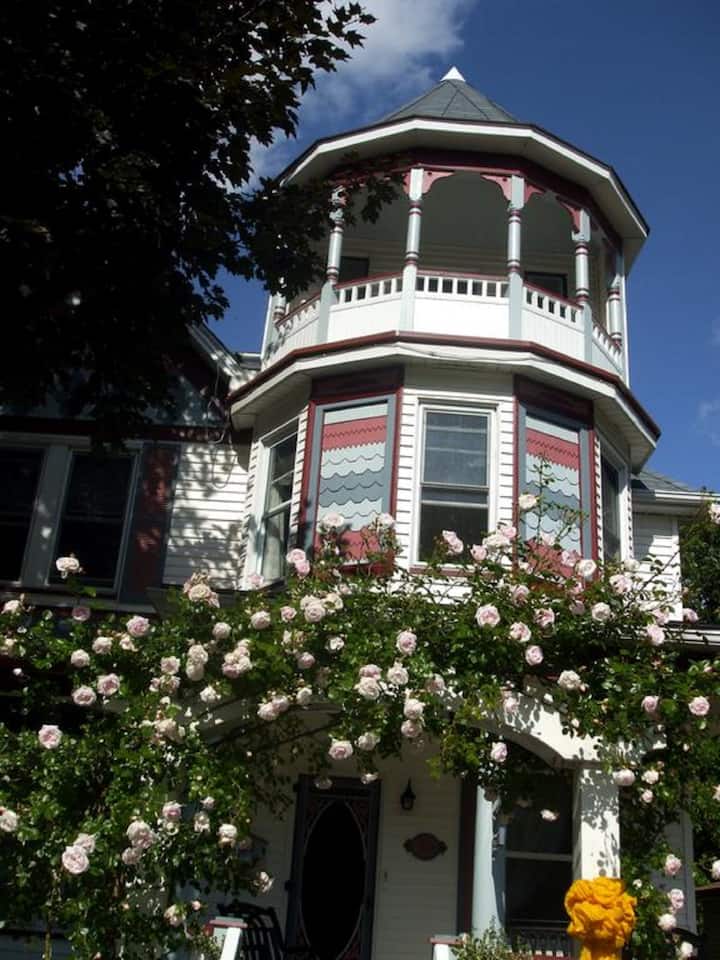 Dream Catcher Room: Queen Bed, 2 Private Bathrooms - Amherstburg