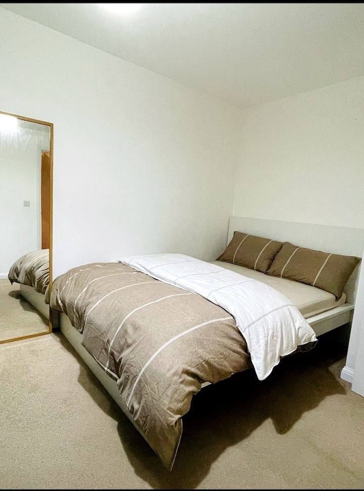 Peaceful Room In A Family Home - Dyrham