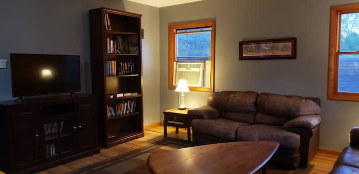 "The Annex": One Bedroom Fully Furnished Apartment - Iowa