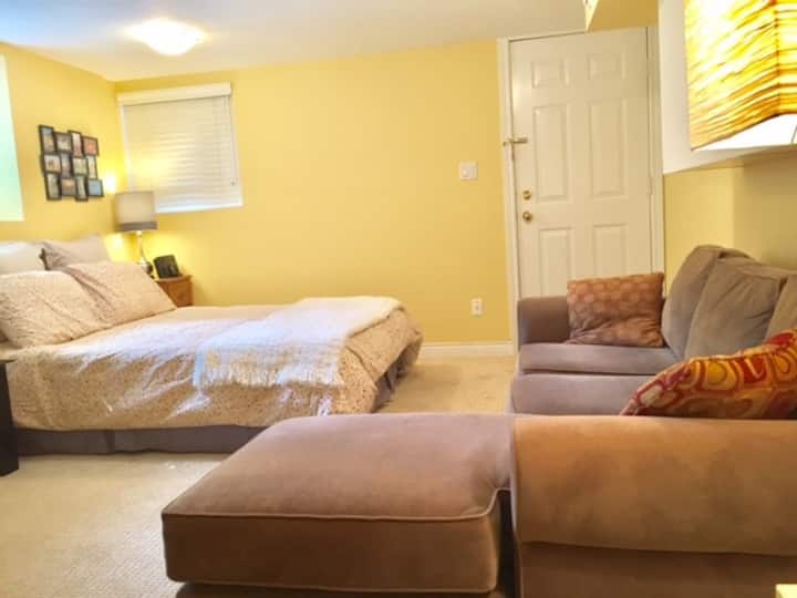 Mid-town T.o. Getaway - Conveniently Located - Toronto