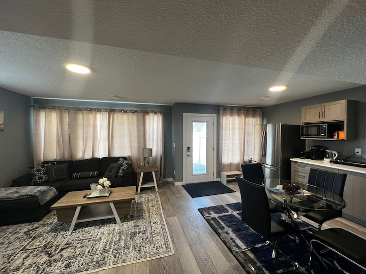Lammy's Place.  Beautiful, One Bedroom Plus Den. - Calgary